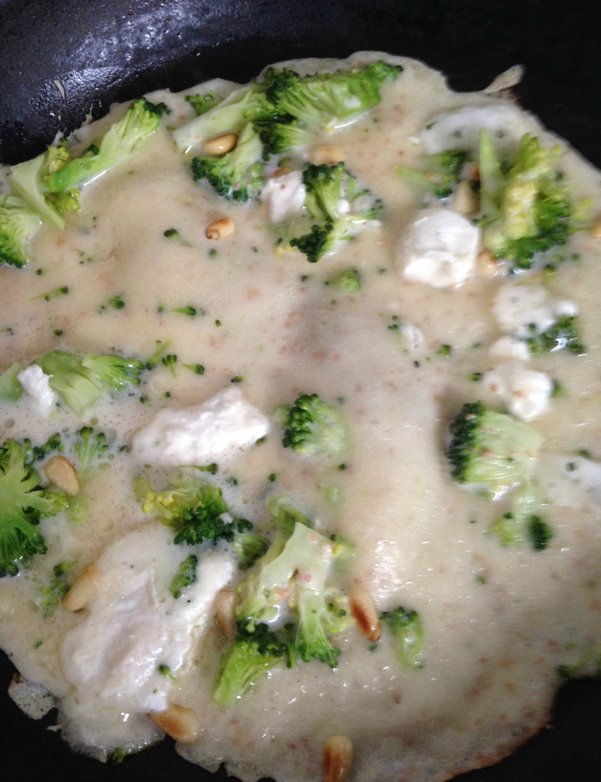 Hartige pannenkoeken met broccoli, geitenkaas en pijnboompitten - Great ...